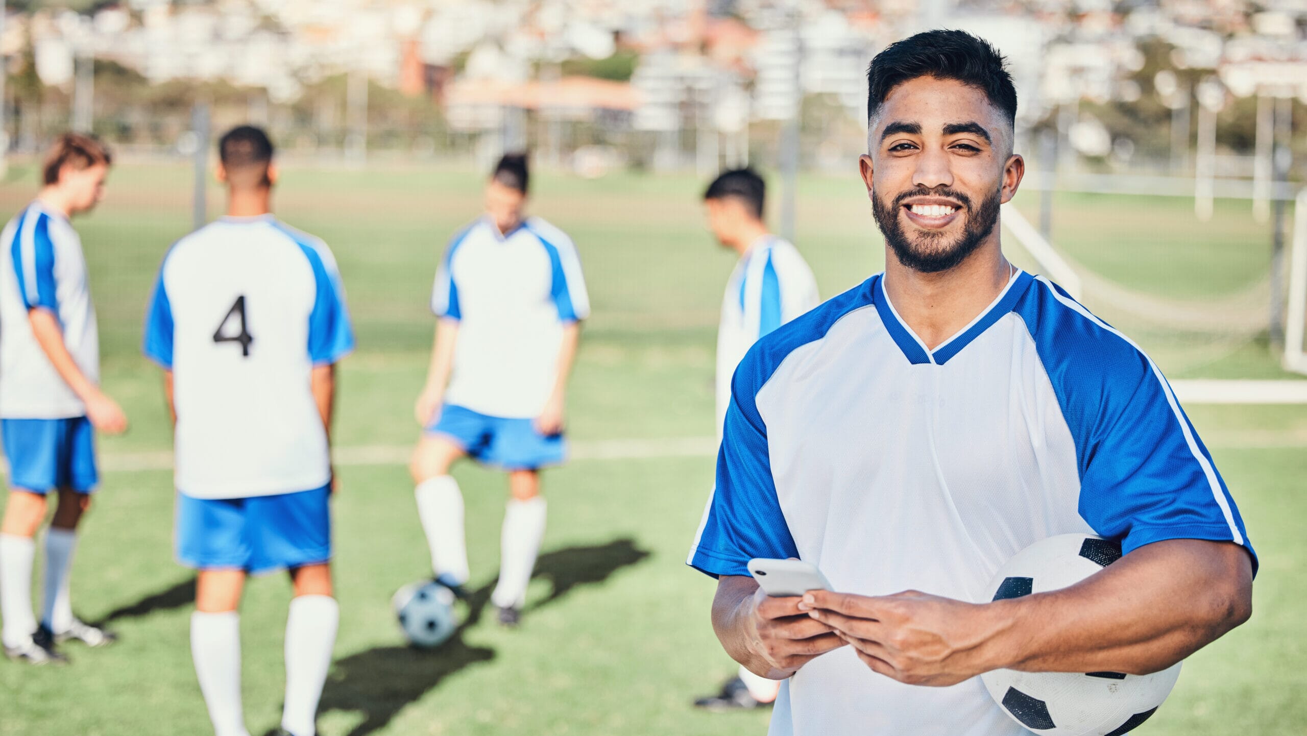 Spond vs WhatsApp: Why It’s Time to Rethink Your Messaging